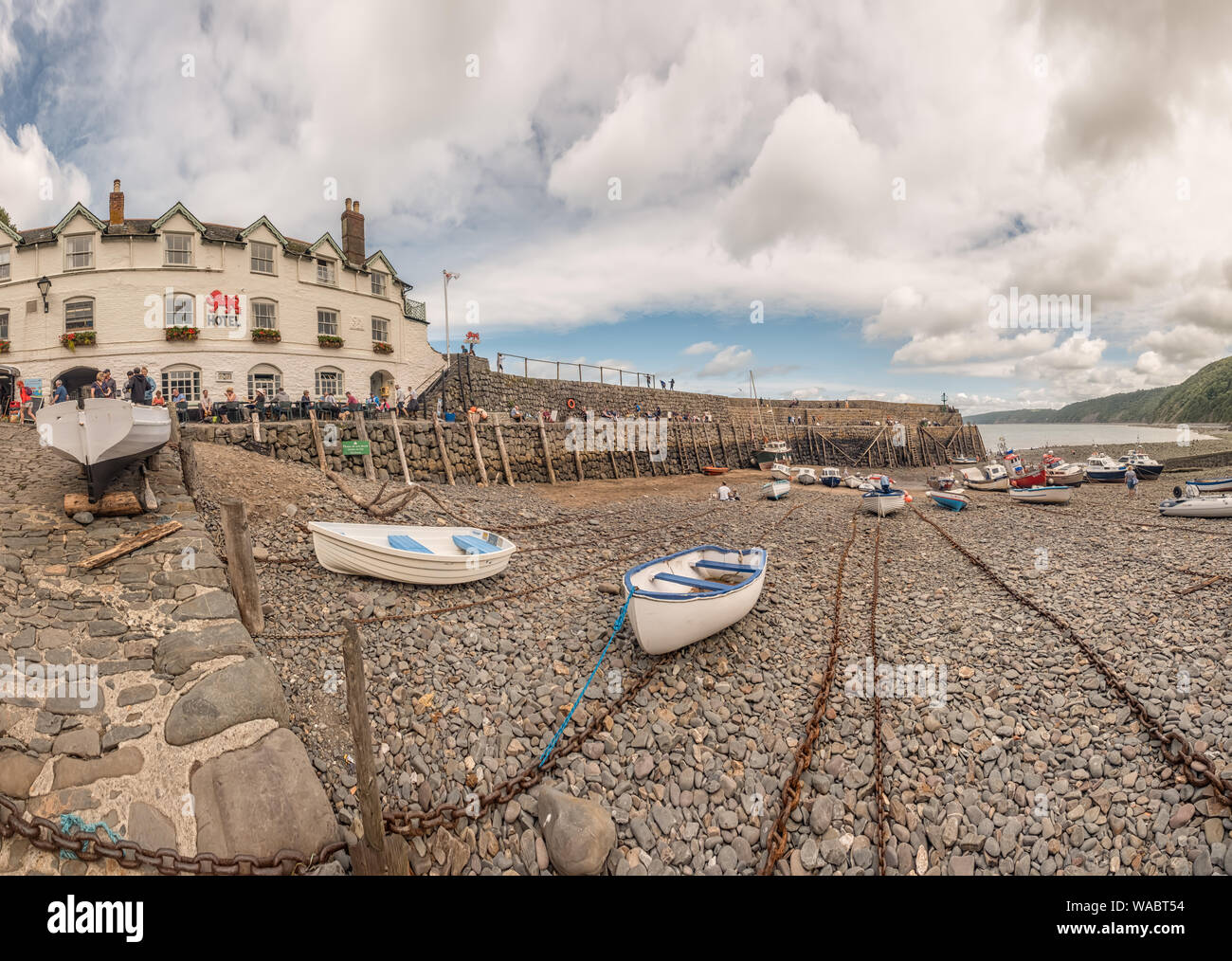 Red lion hotel clovelly harbour hi-res stock photography and images - Alamy