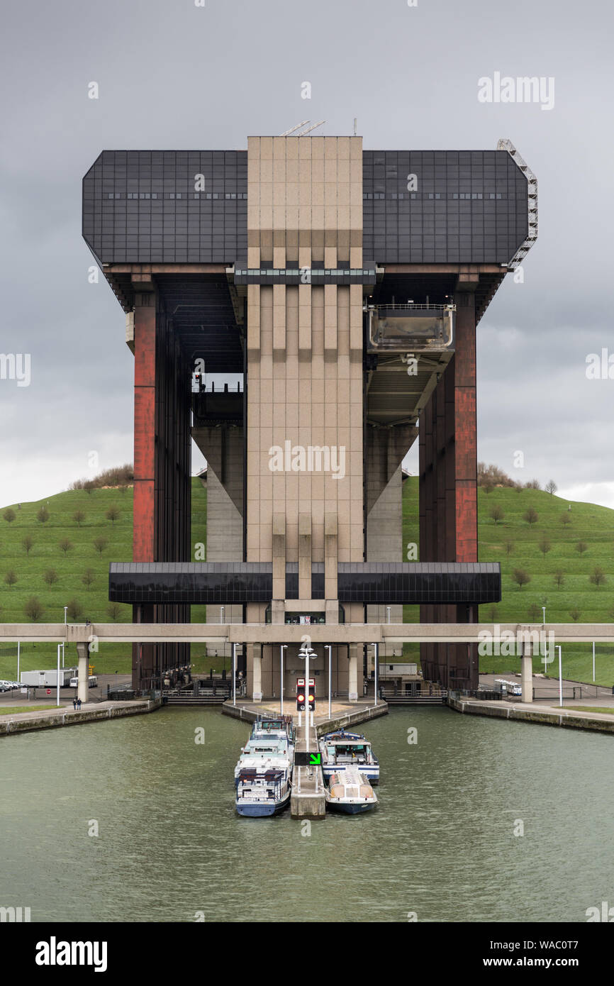 Ship lift canal hi-res stock photography and images - Alamy