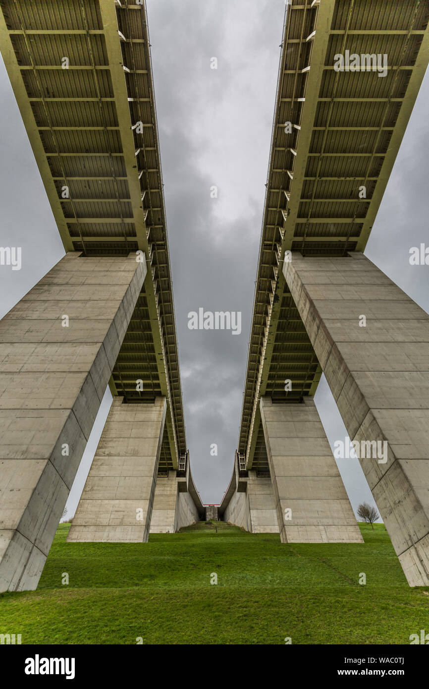 Strépy-Thieu boat lift on the Canal du Centre / Ascenseur funiculaire ...