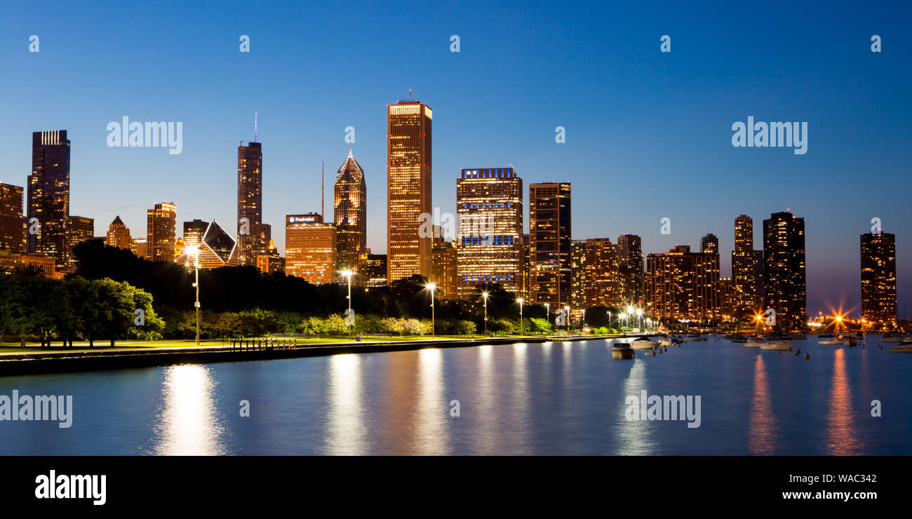 Chicago Skyline at Dusk Stock Photo - Alamy