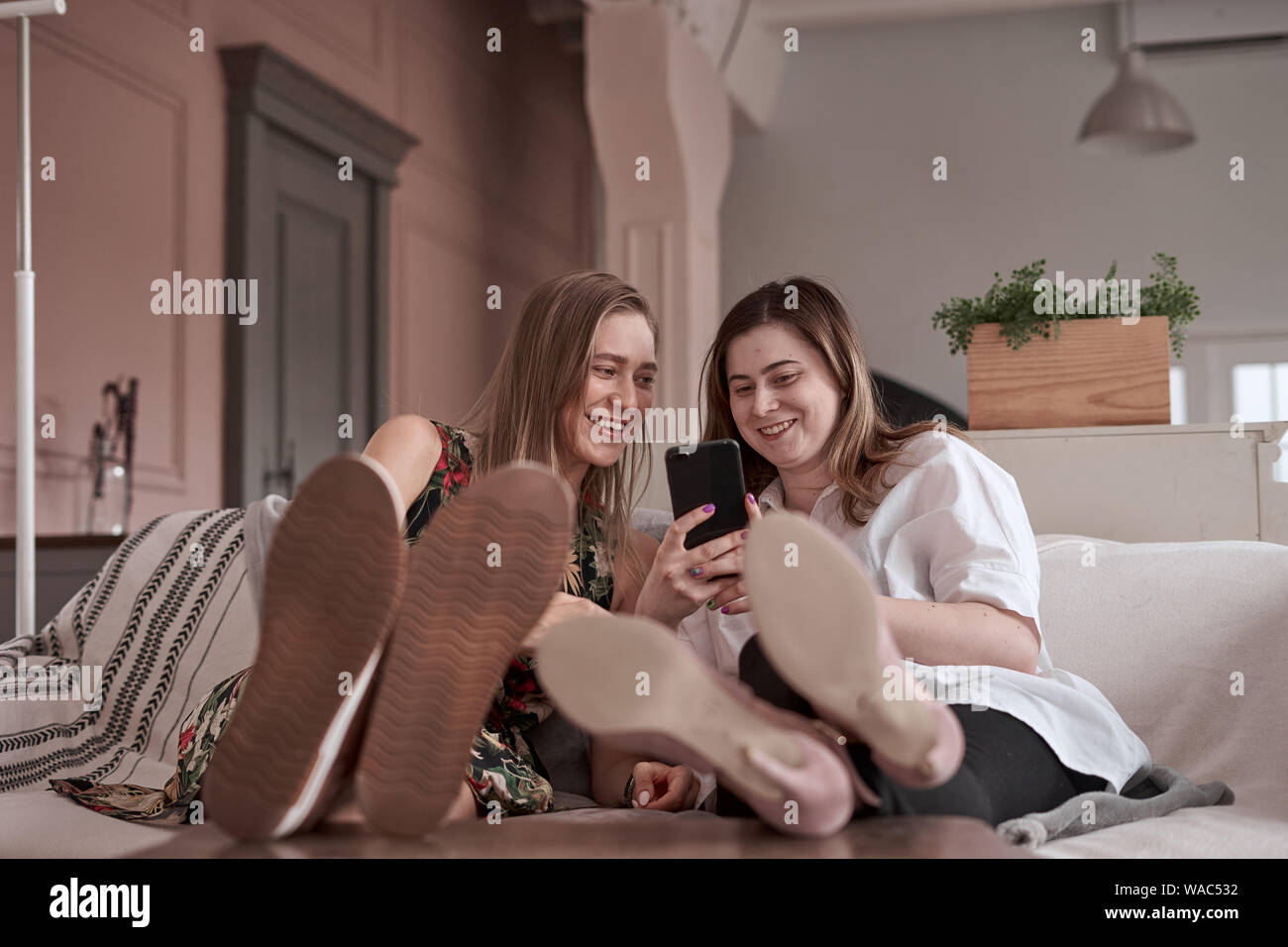 Beautiful girls sitting on couch hi-res stock photography and images ...