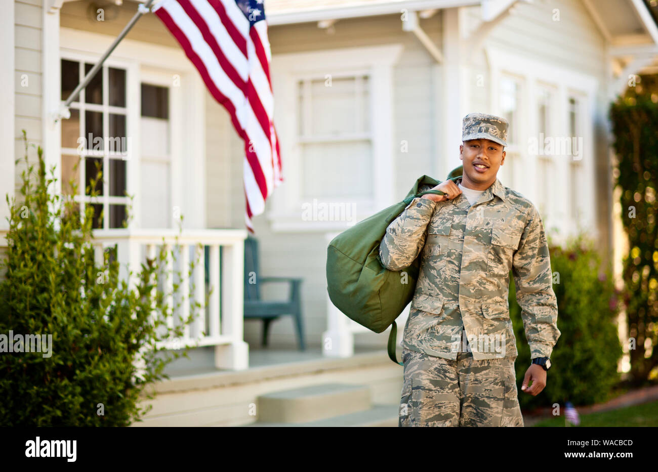 Carrying a bag over her shoulder hi-res stock photography and images ...