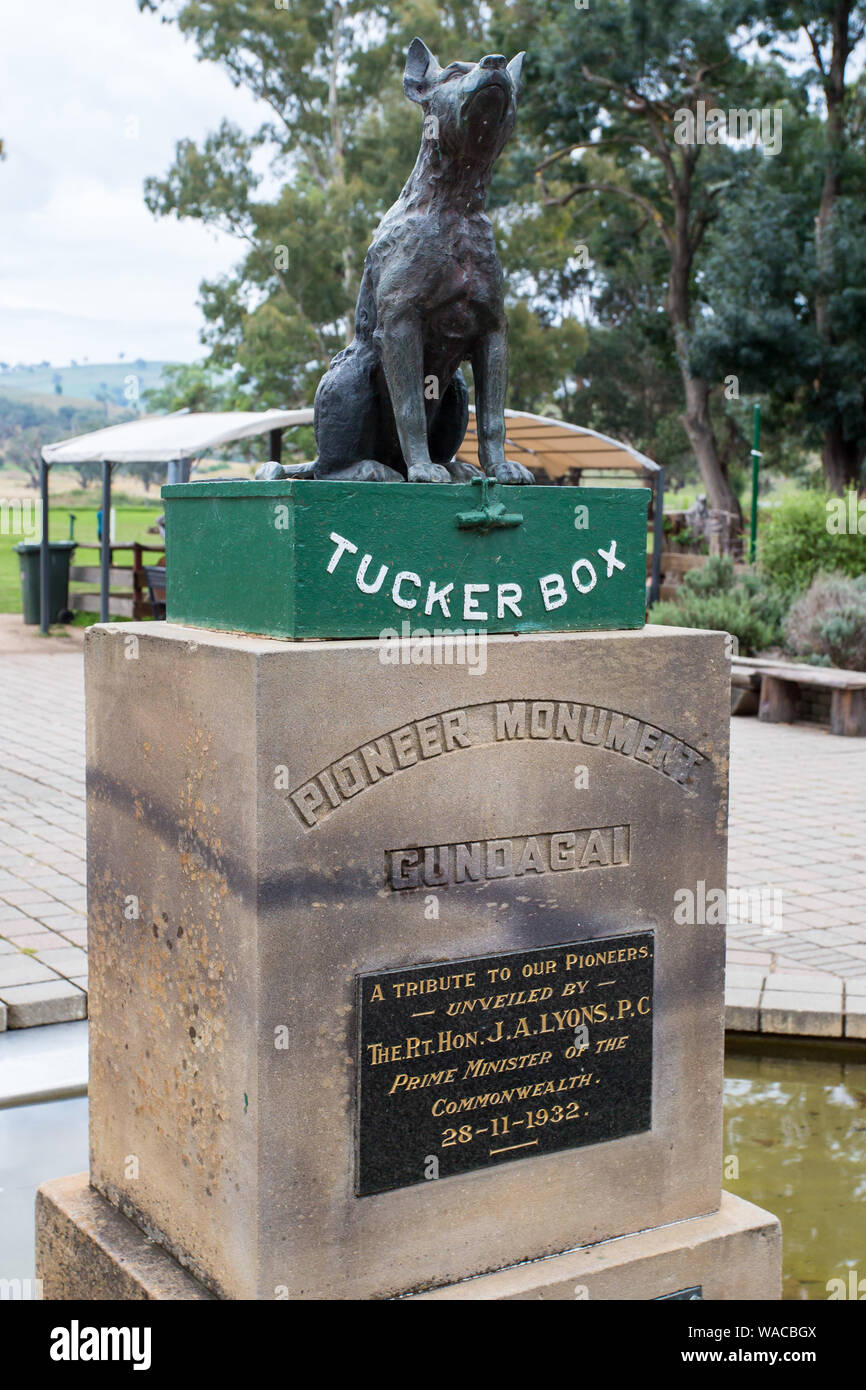 Dog on the Tuckerbox Stock Photo - Alamy
