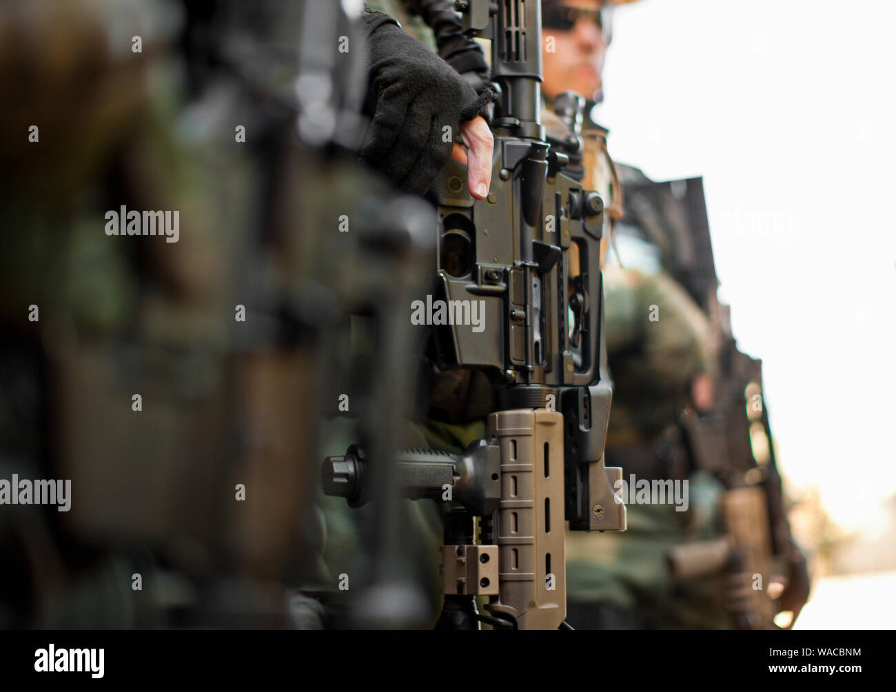 Guns held by a line of army soldiers Stock Photo - Alamy