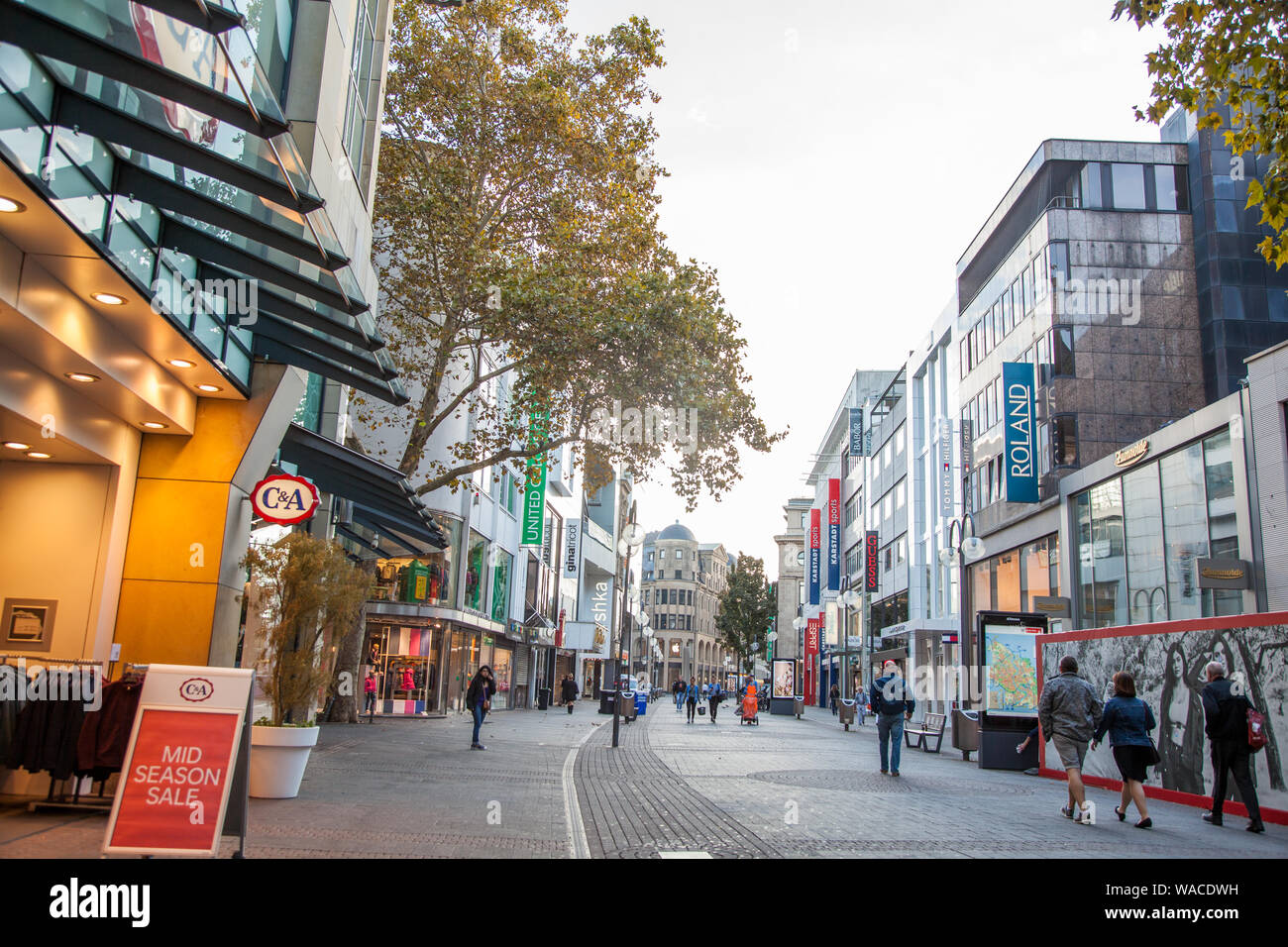 Modern shopping centers hi-res stock photography and images - Alamy