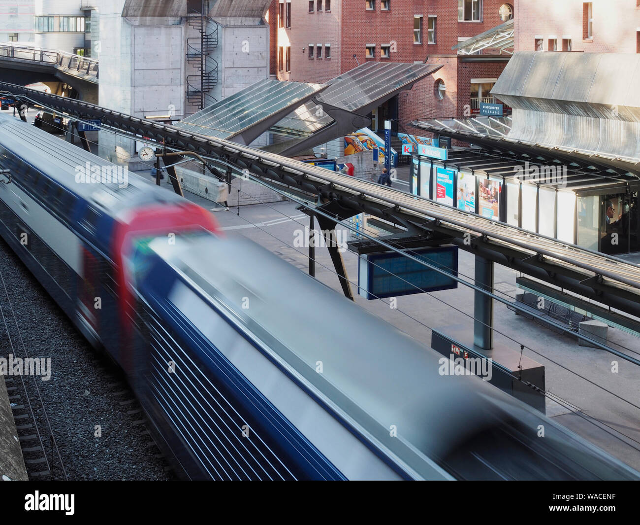 Fahrender Zug im Bahnhof Stadelhofen ZH, Schweiz Stock Photo - Alamy