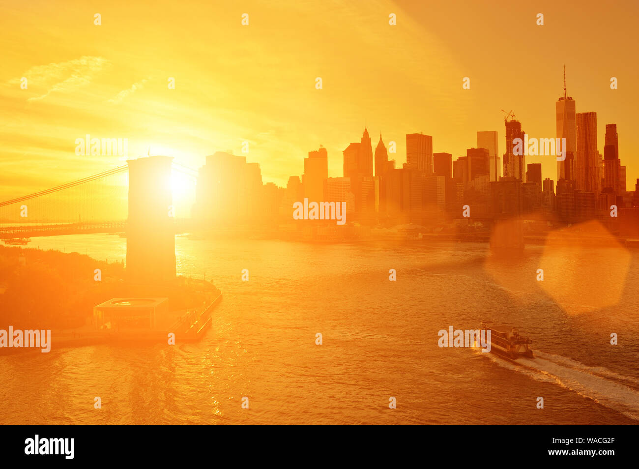 Beautiful sunset over a Manhattan and Brooklyn Bridge Stock Photo - Alamy
