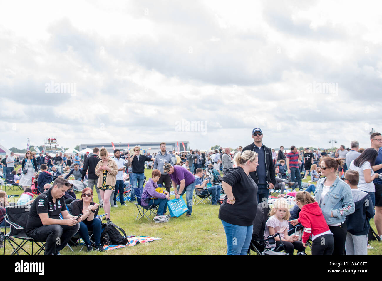Airshow crowd hi-res stock photography and images - Alamy