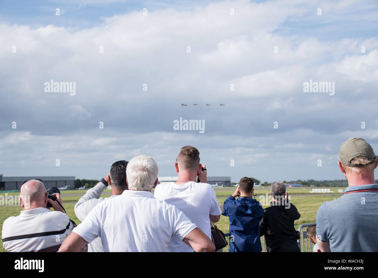 Airshow crowd hi-res stock photography and images - Alamy