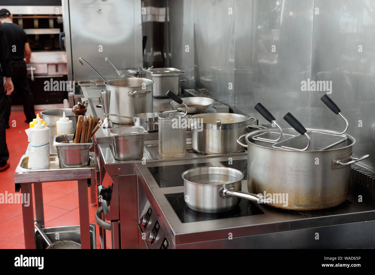Typical kitchen of a restaurant in operation Stock Photo - Alamy