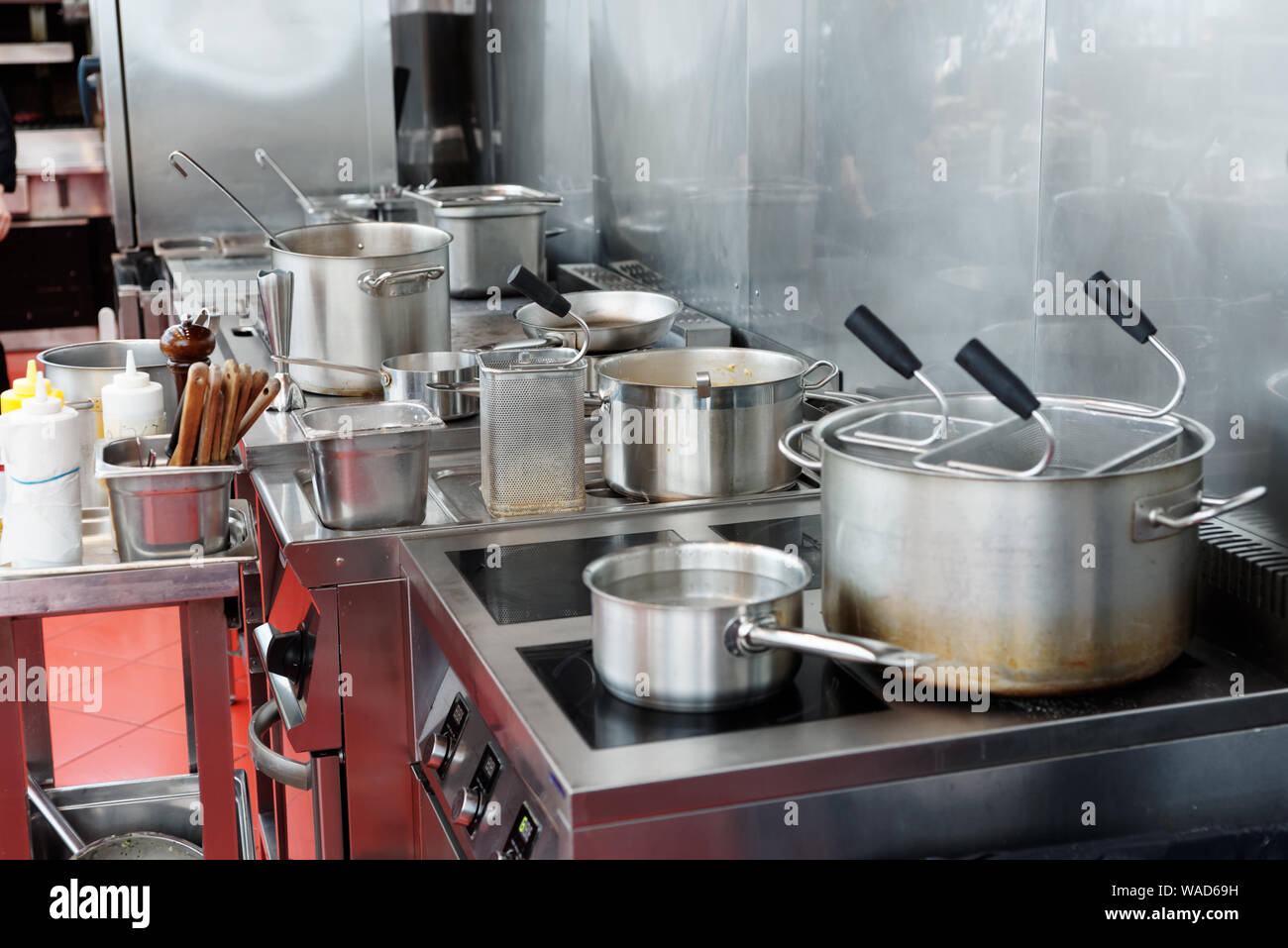 Typical kitchen of a restaurant in operation Stock Photo - Alamy