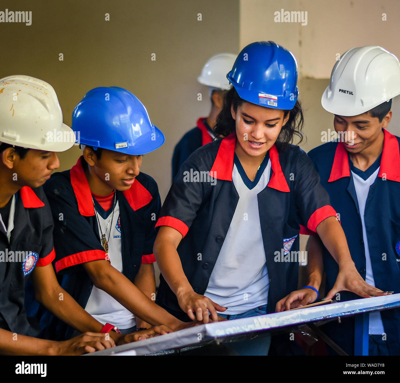 Engineering project teen hi-res stock photography and images - Alamy