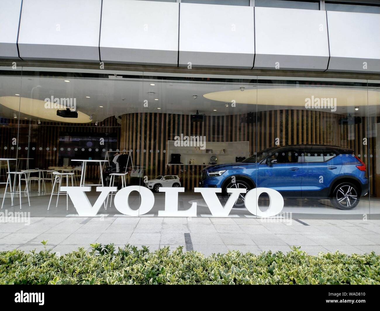 Cutting up cars hi-res stock photography and images - Alamy