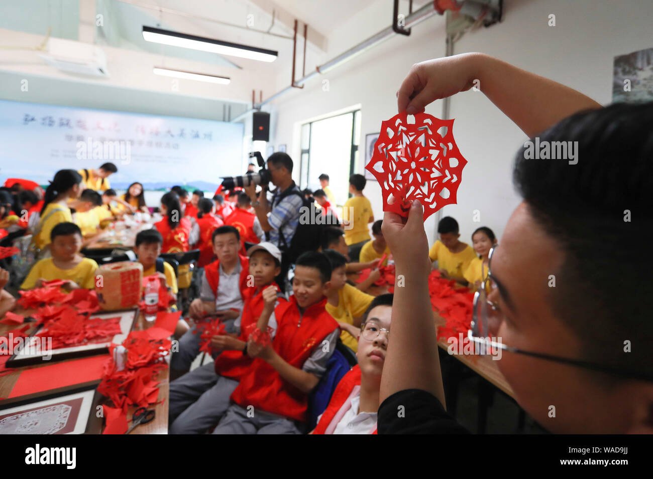 Overseas Chinese teenagers of ‘Root-seeking in China Summer Camp ...