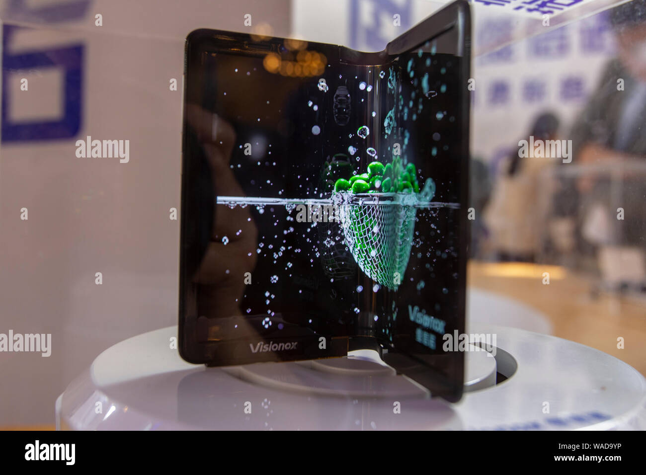 Flexible display hi-res stock photography and images - Alamy