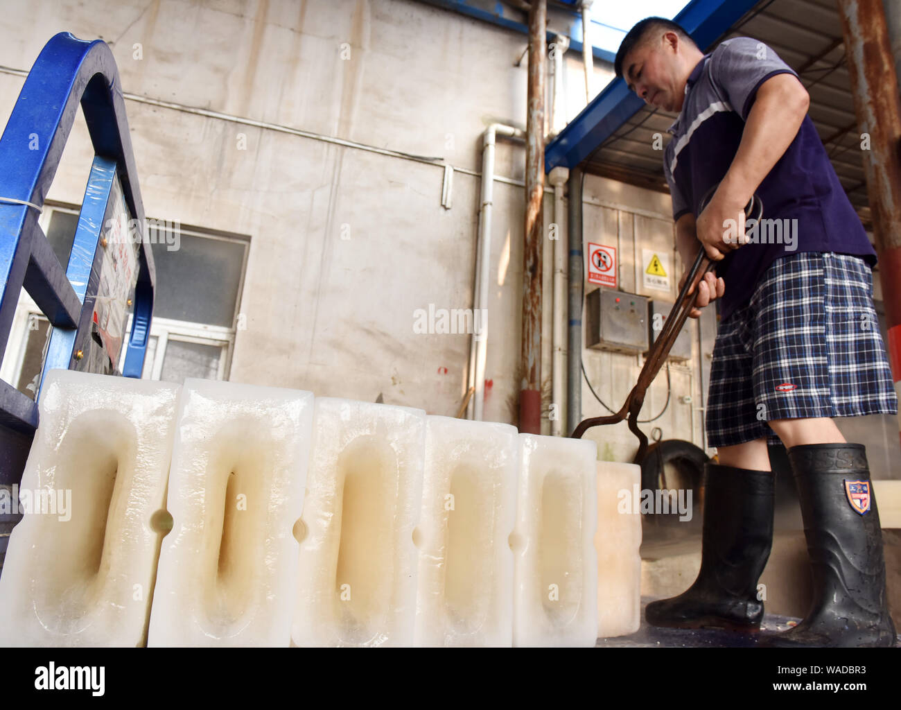 Ice factory workers hi-res stock photography and images - Alamy