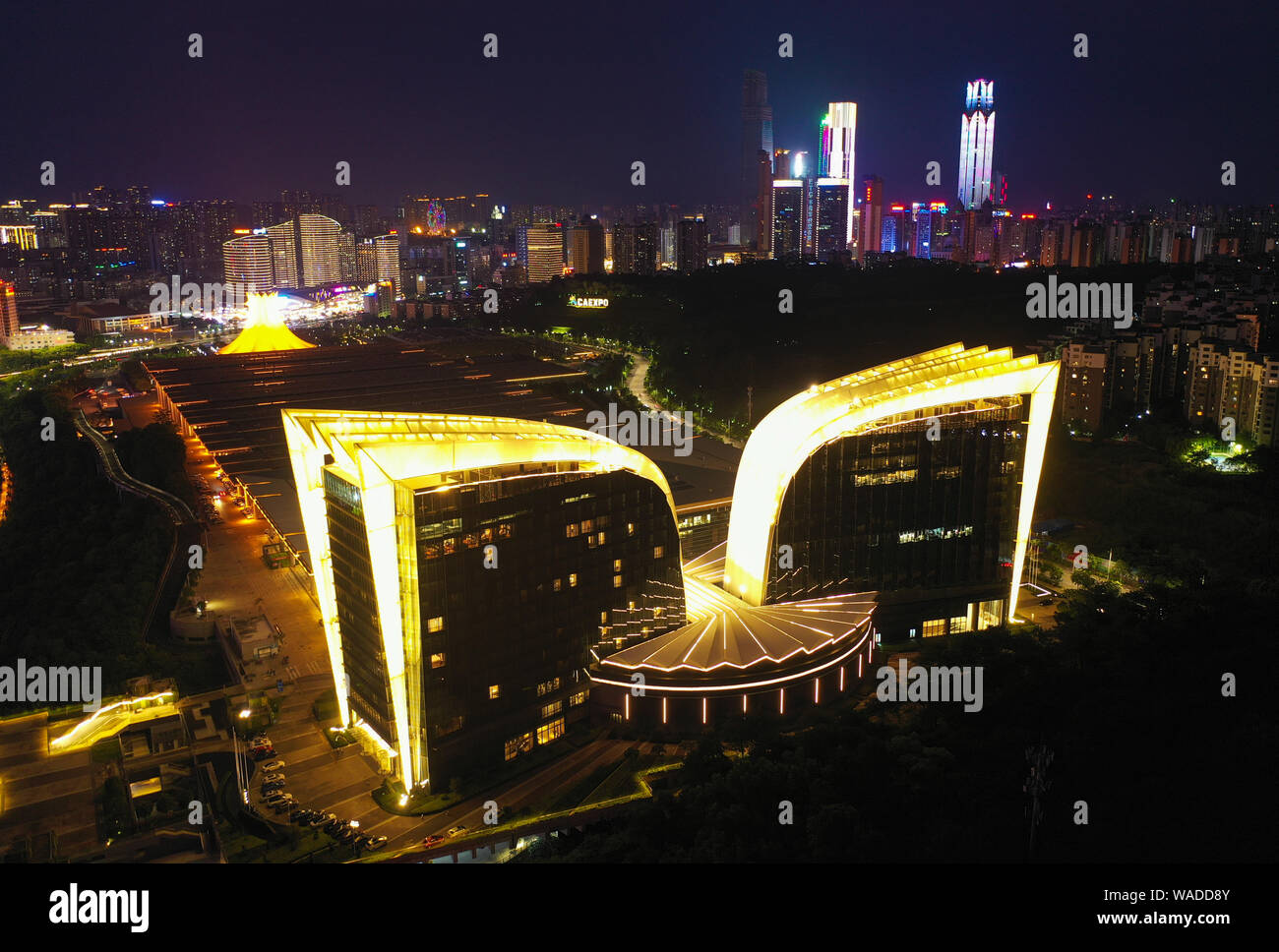 The Howard Johnson Caexpo Plaza Nanning featuring the shape of a pair ...