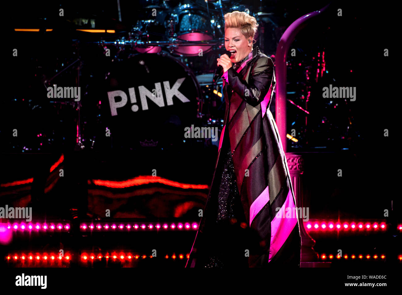 Pink singer hi-res stock photography and images - Alamy