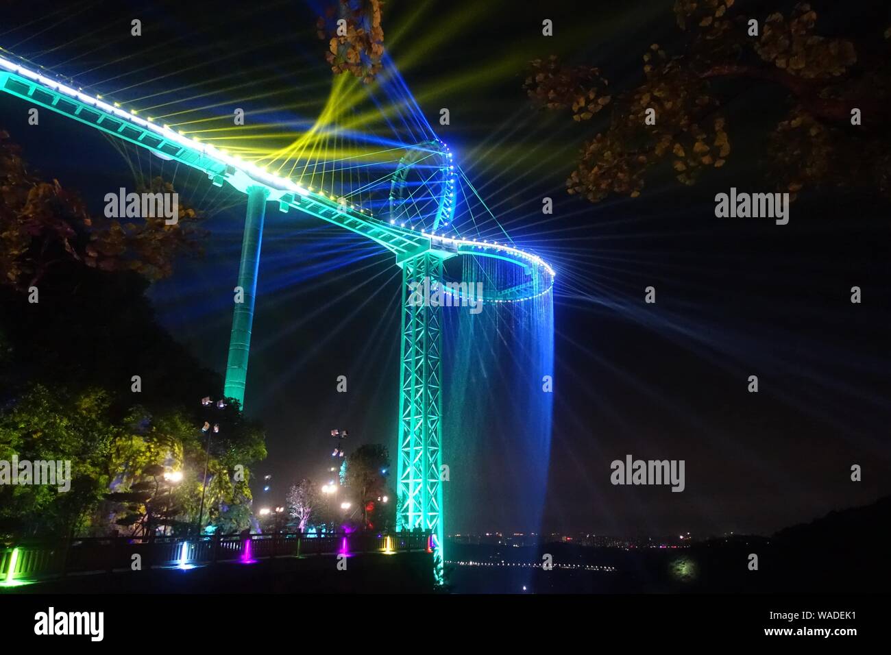 Models display new creations on Guangdong's highest circular glass ...