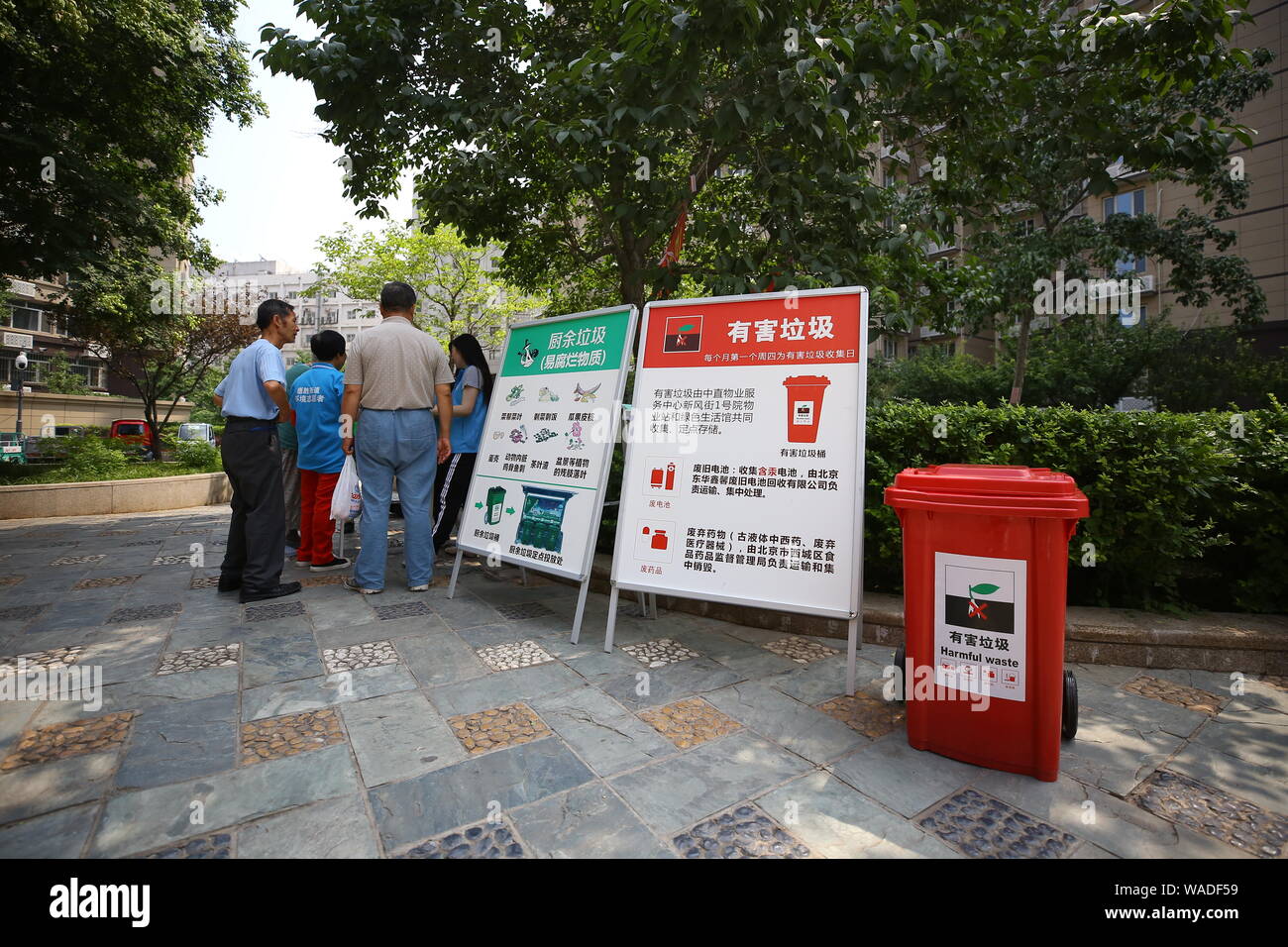 Volunteers in the community in Beijing teach the old how to classify ...
