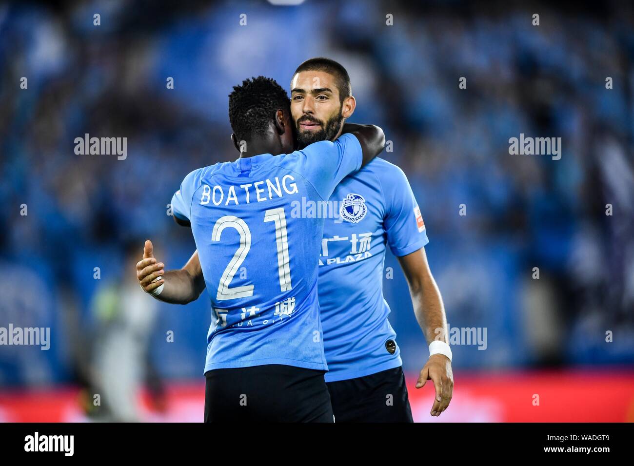 Ghanaian football player Emmanuel Okyere Boateng, left, of Dalian ...