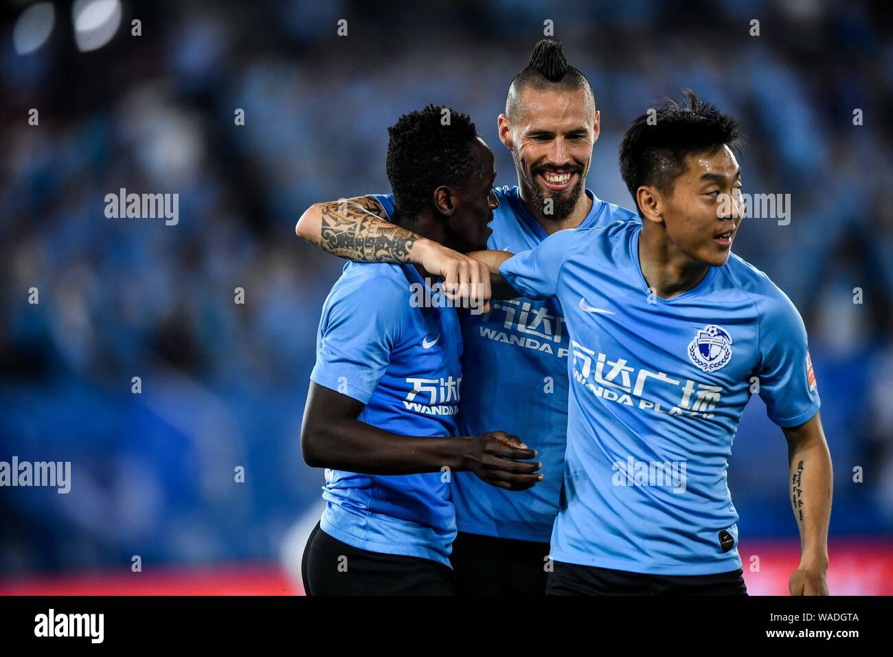 Ghanaian football player Emmanuel Okyere Boateng, left, of Dalian ...