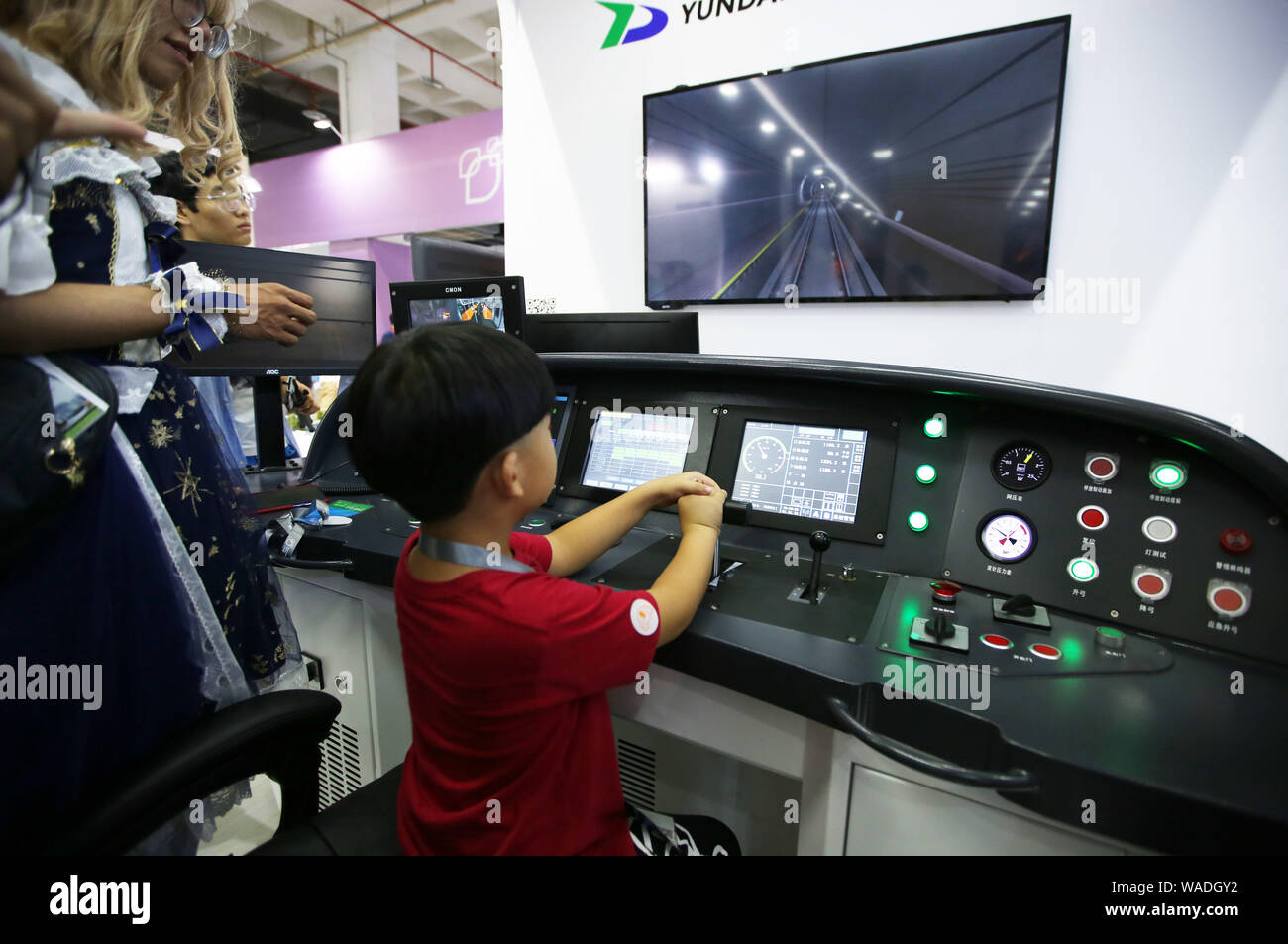 Visitors experience advanced technologies of Chinese metro at ...