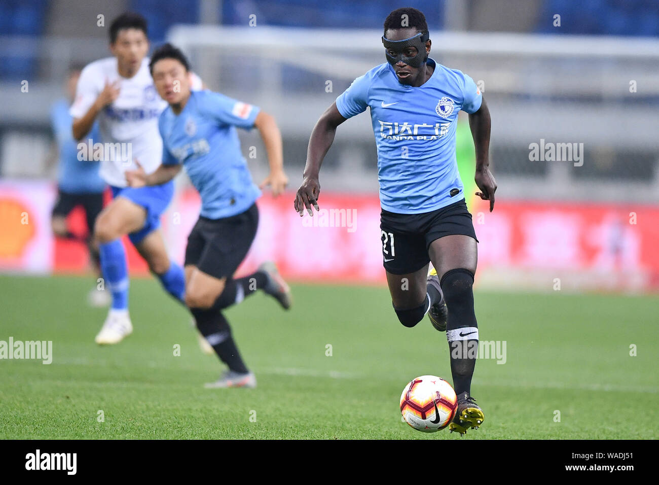 Ghanaian football player Emmanuel Okyere Boateng, right, of Dalian ...