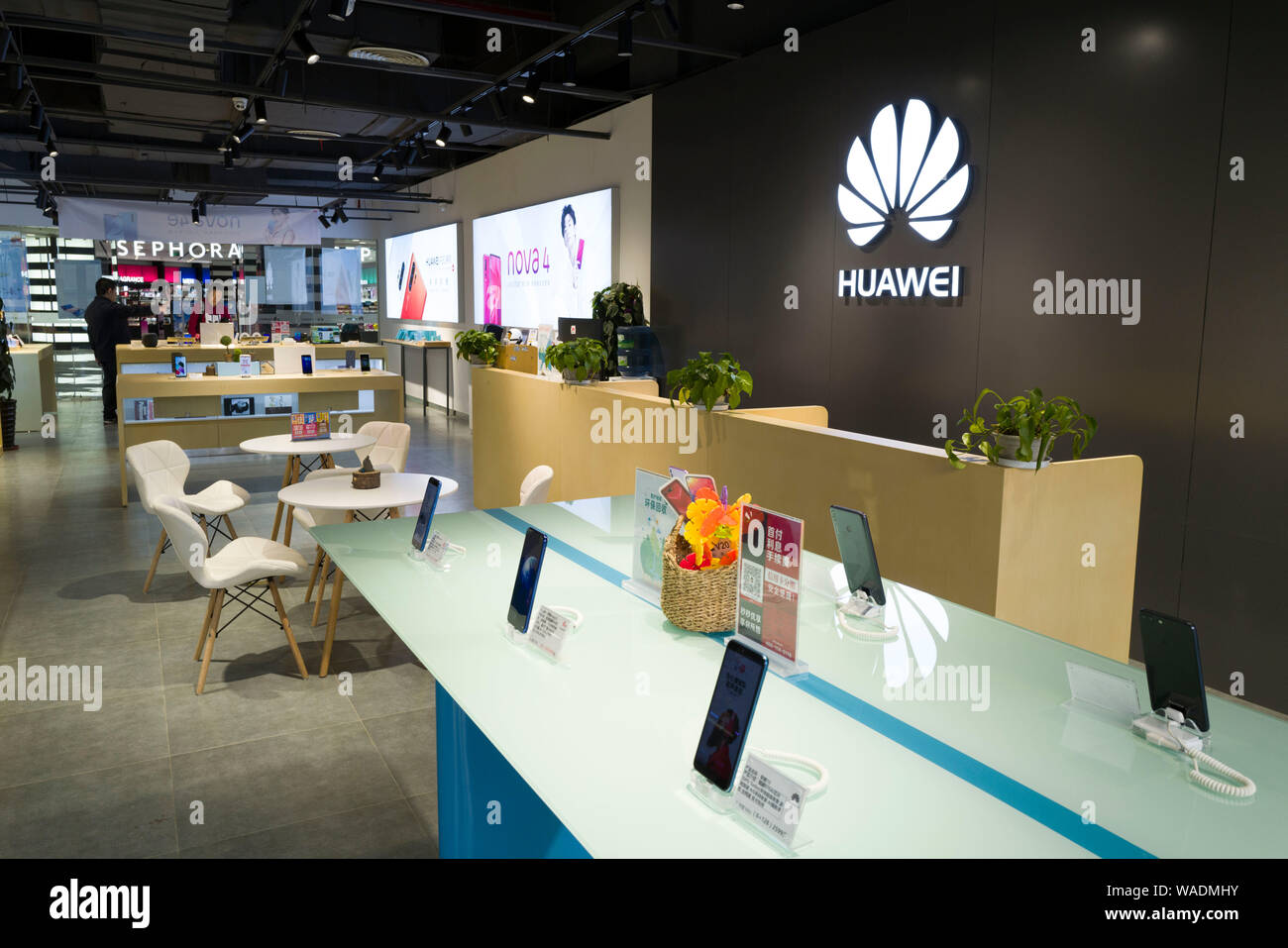 --FILE--View of a store of Huawei in Kunming city, southwest China's ...