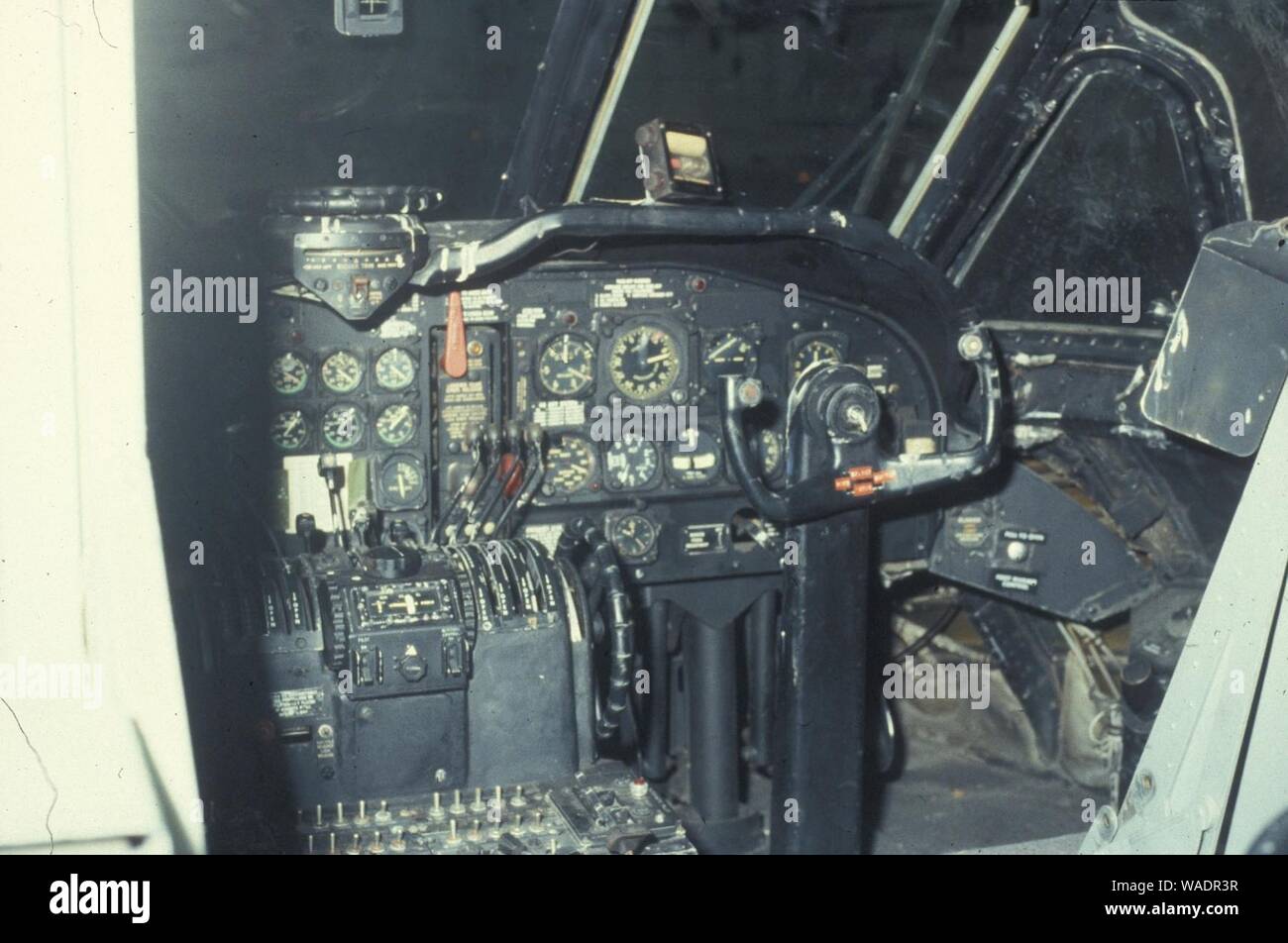 Douglas C-124C GlDouglas C-124C Globemaster cockpit obemaster cockpit 5 ...