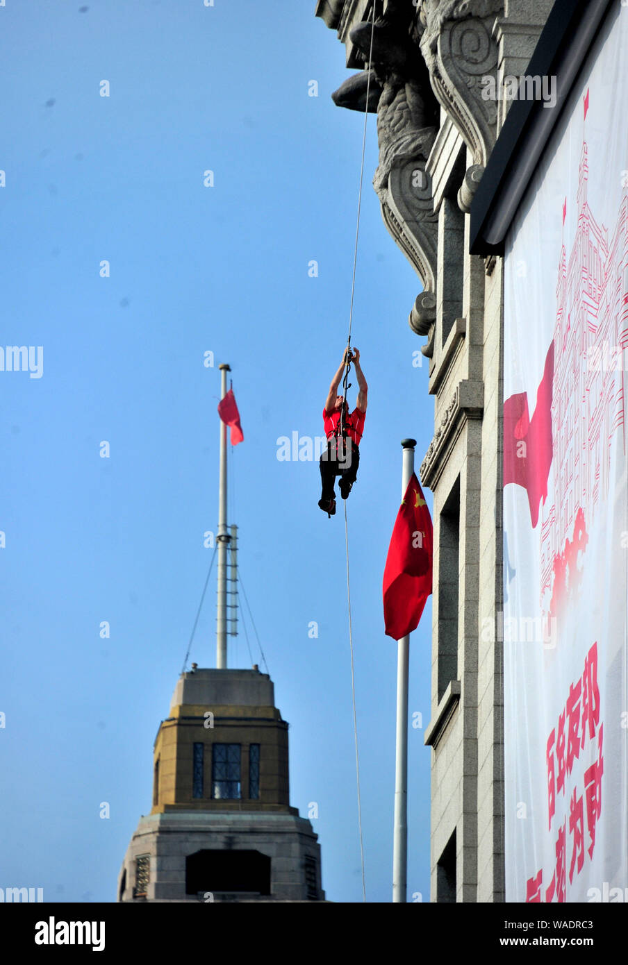 Female acrobats hi-res stock photography and images - Alamy