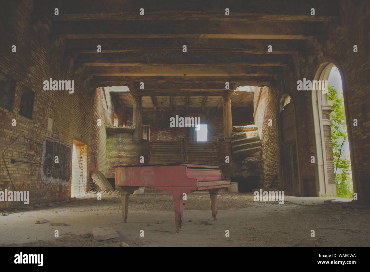 Abandoned piano hi-res stock photography and images - Alamy