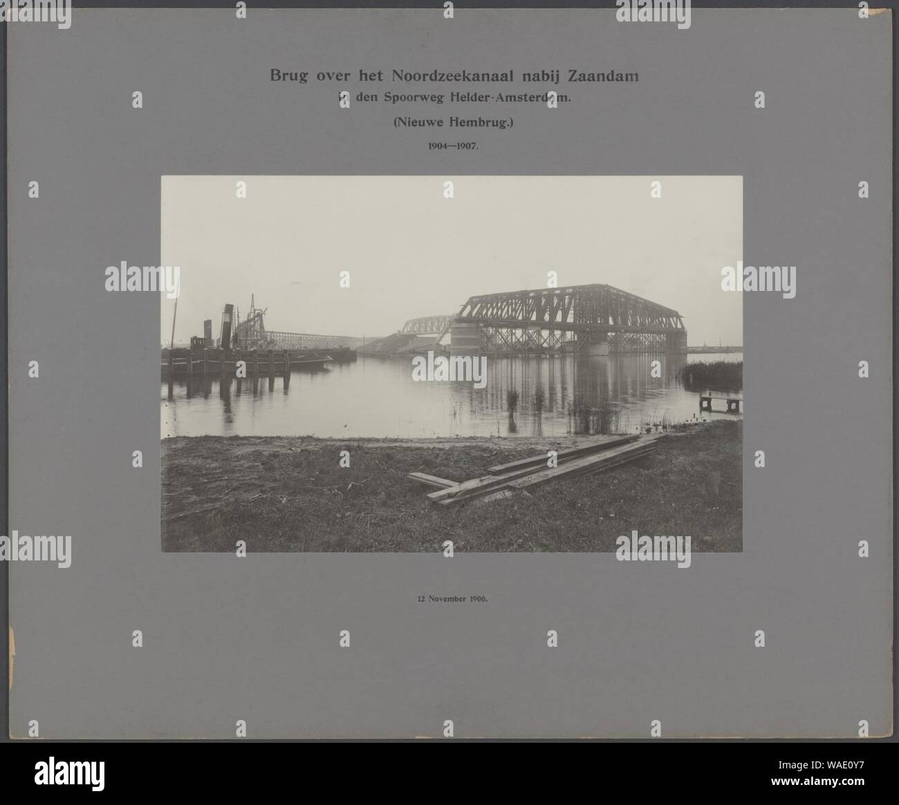 Draaibrug in aanbouw over het Noordzeekanaal bij Zaandam in de spoorweg ...