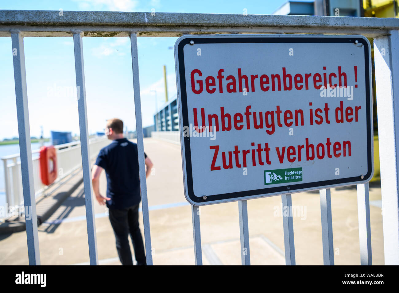 Sign pass through fence hi-res stock photography and images - Alamy