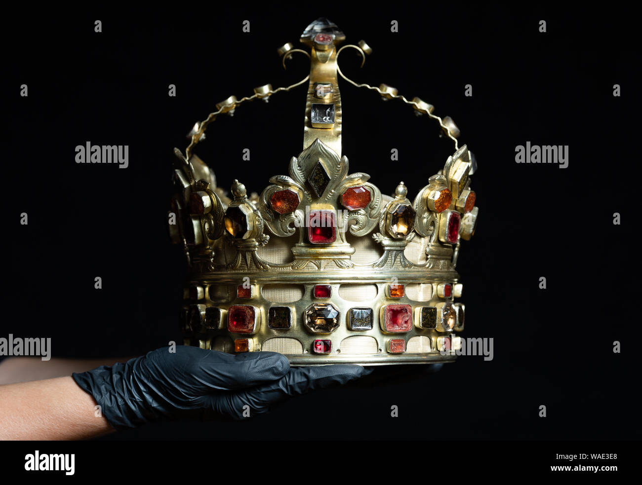 Dresden, Germany. 15th Aug, 2019. Stefanie Penthin, restorer in the ...