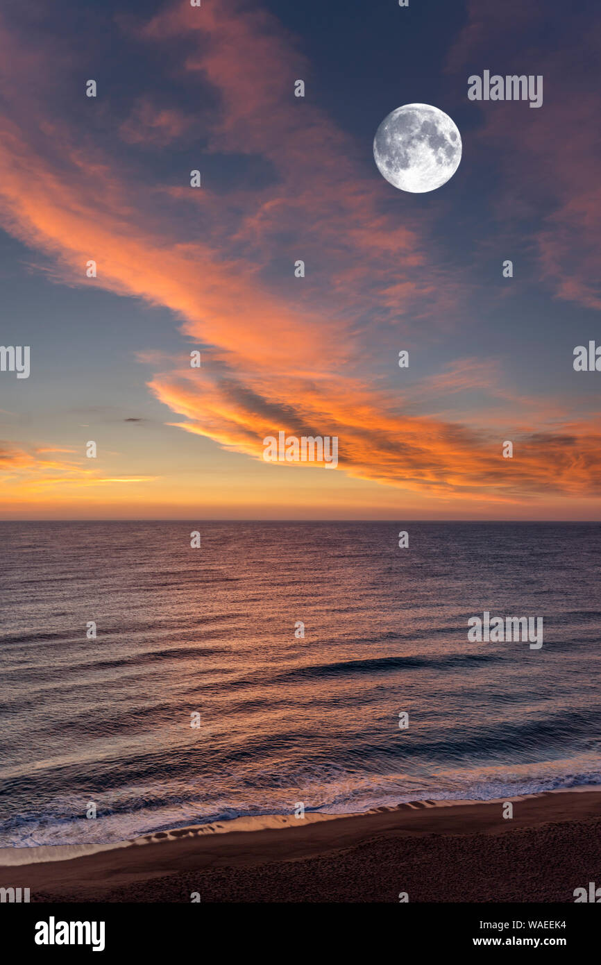 Moonrise over sea hi-res stock photography and images - Alamy