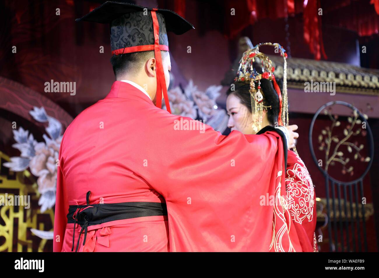 Chinese wedding customs hi-res stock photography and images - Alamy