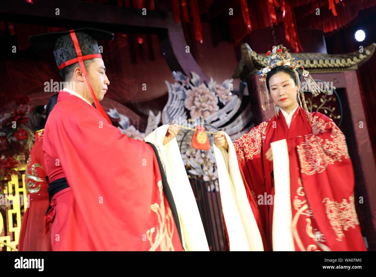Chinese wedding customs hi-res stock photography and images - Alamy