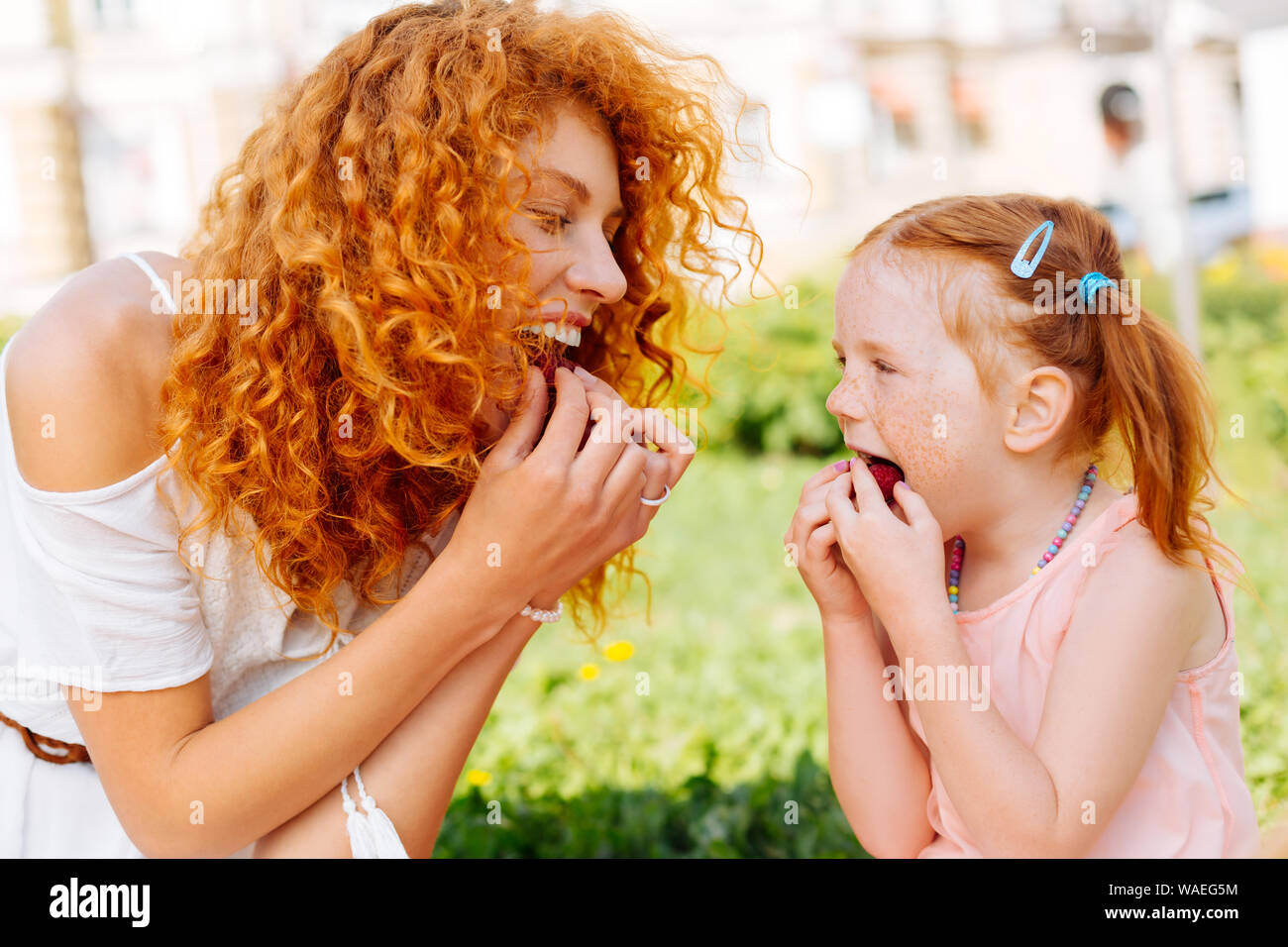 Hungry girls hi-res stock photography and images - Alamy
