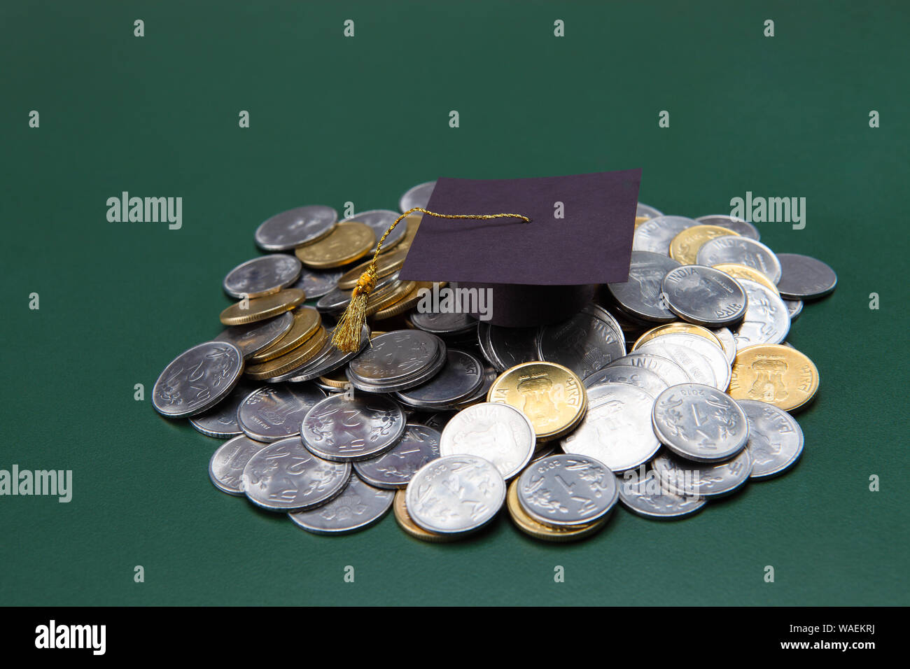 Graduation mortar board hi-res stock photography and images - Alamy