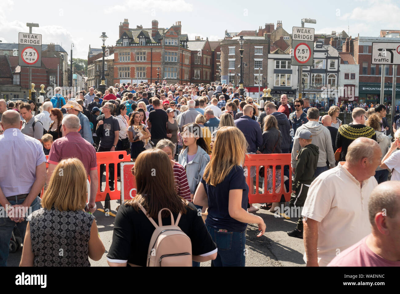 Crowd walking hi-res stock photography and images - Alamy