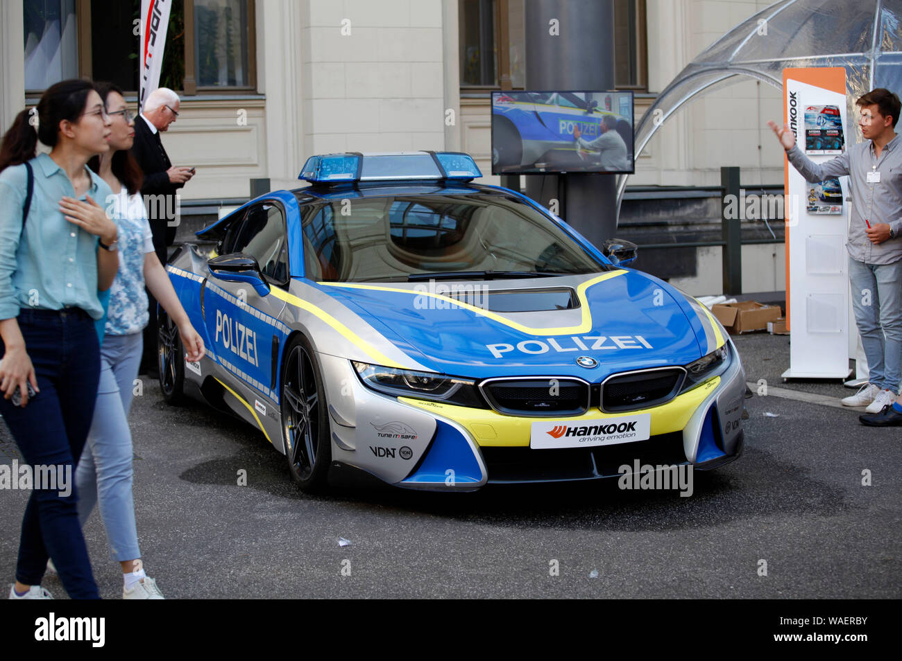 Police car door open hi-res stock photography and images - Alamy