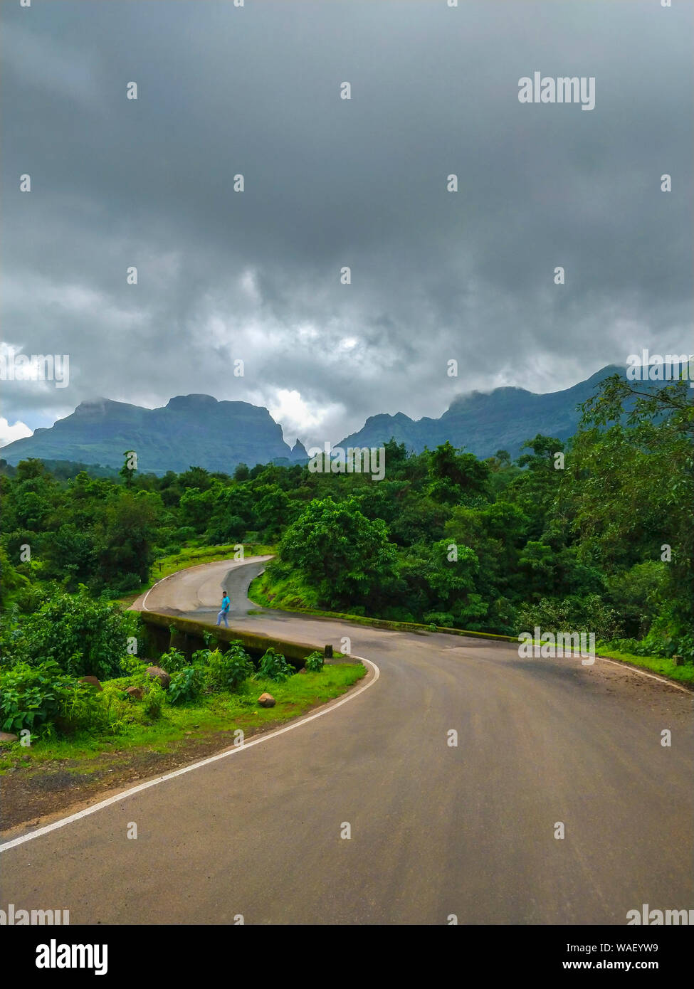 Edge of road hi-res stock photography and images - Alamy