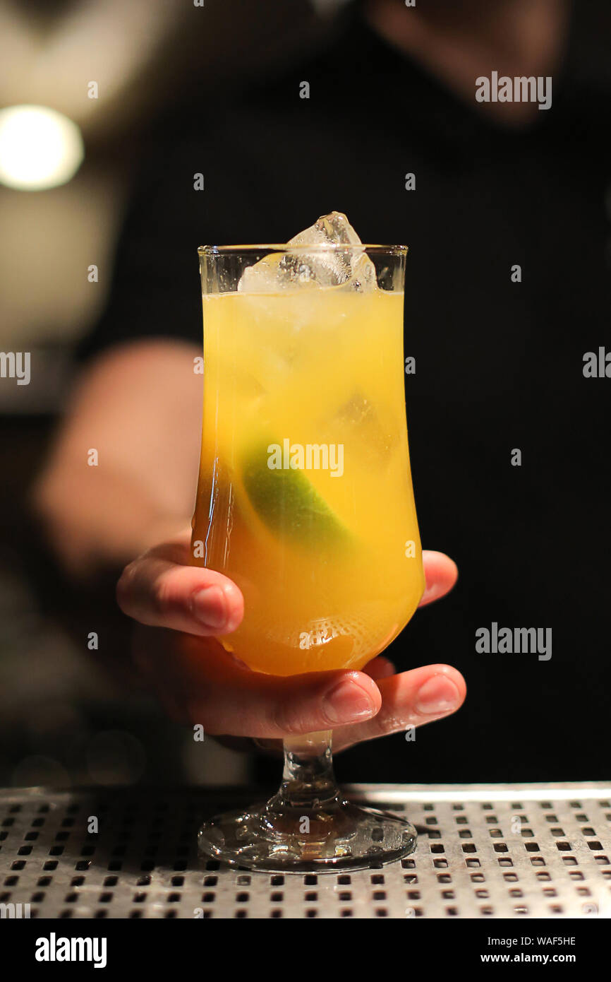 Cocktail in hand hi-res stock photography and images - Alamy