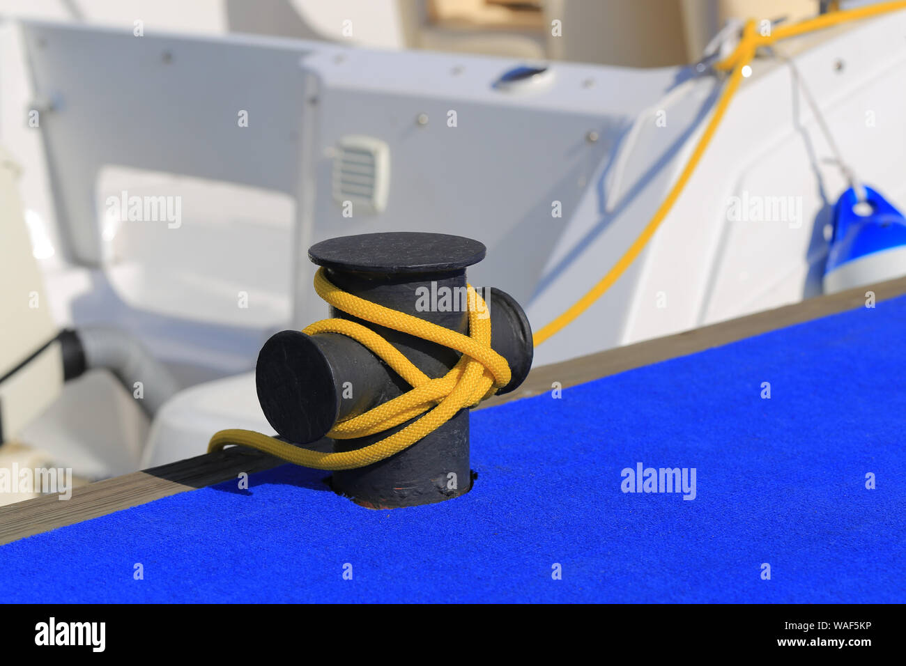 Mooring knot at the port pier close up Stock Photo - Alamy