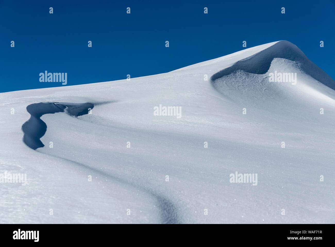 Snow drift with snow cornice, snow surface with structures with light ...