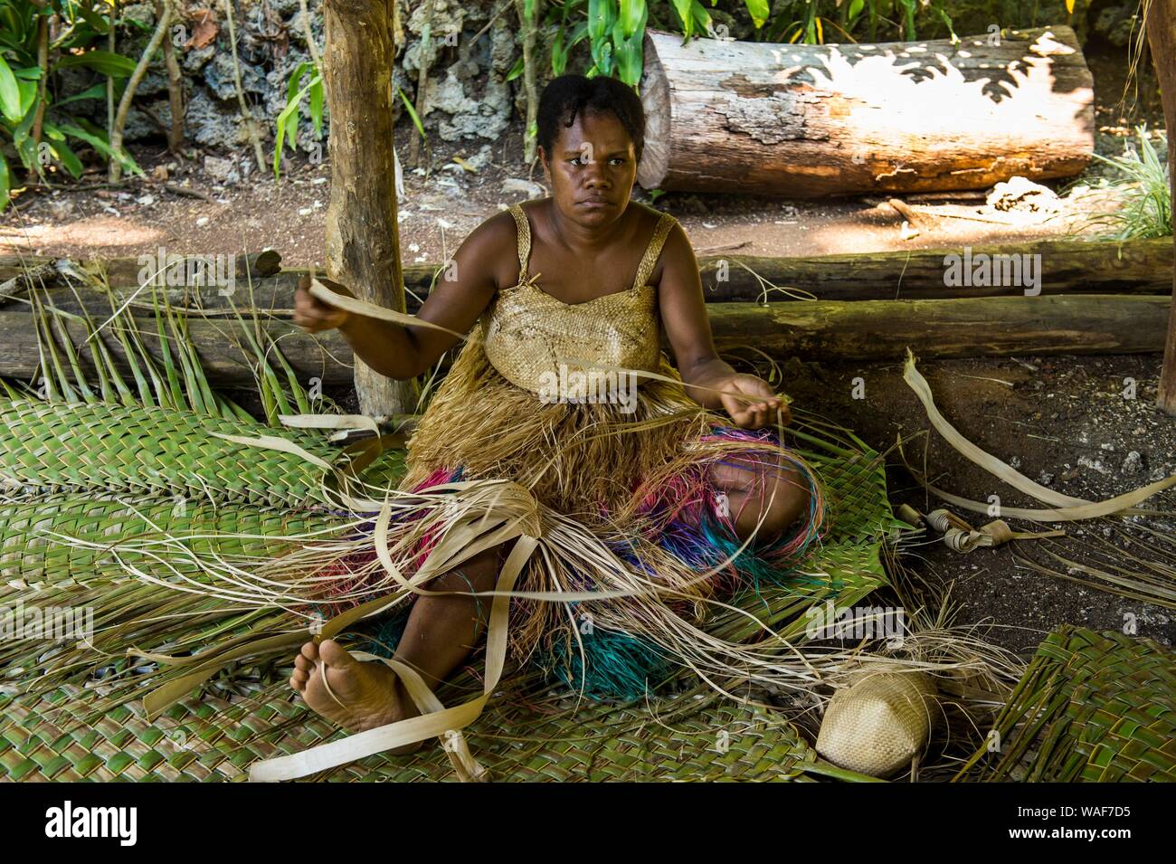 Woman weaving traditional baskets hi-res stock photography and images ...