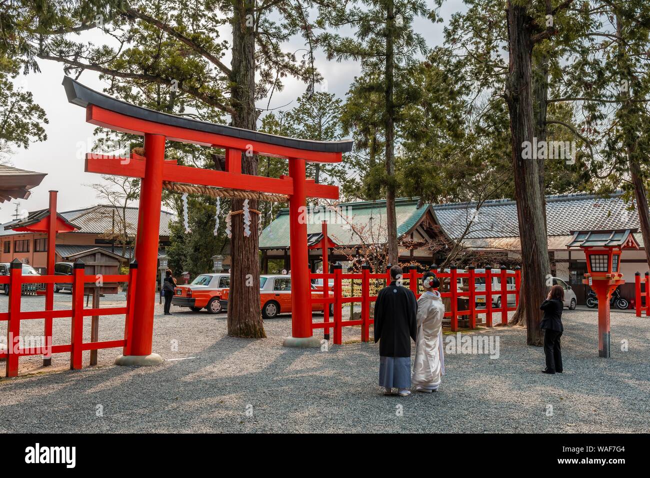 Wedding couple in front of Torii, Japanese wedding, Yamakage-Jinja ...
