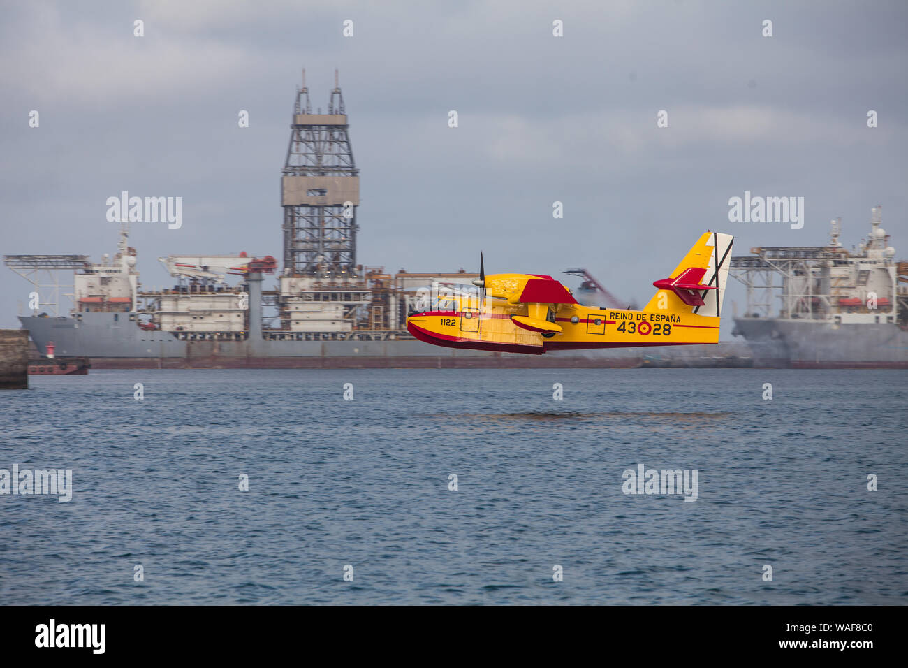 Airplane water scooper 2019 hi-res stock photography and images - Alamy