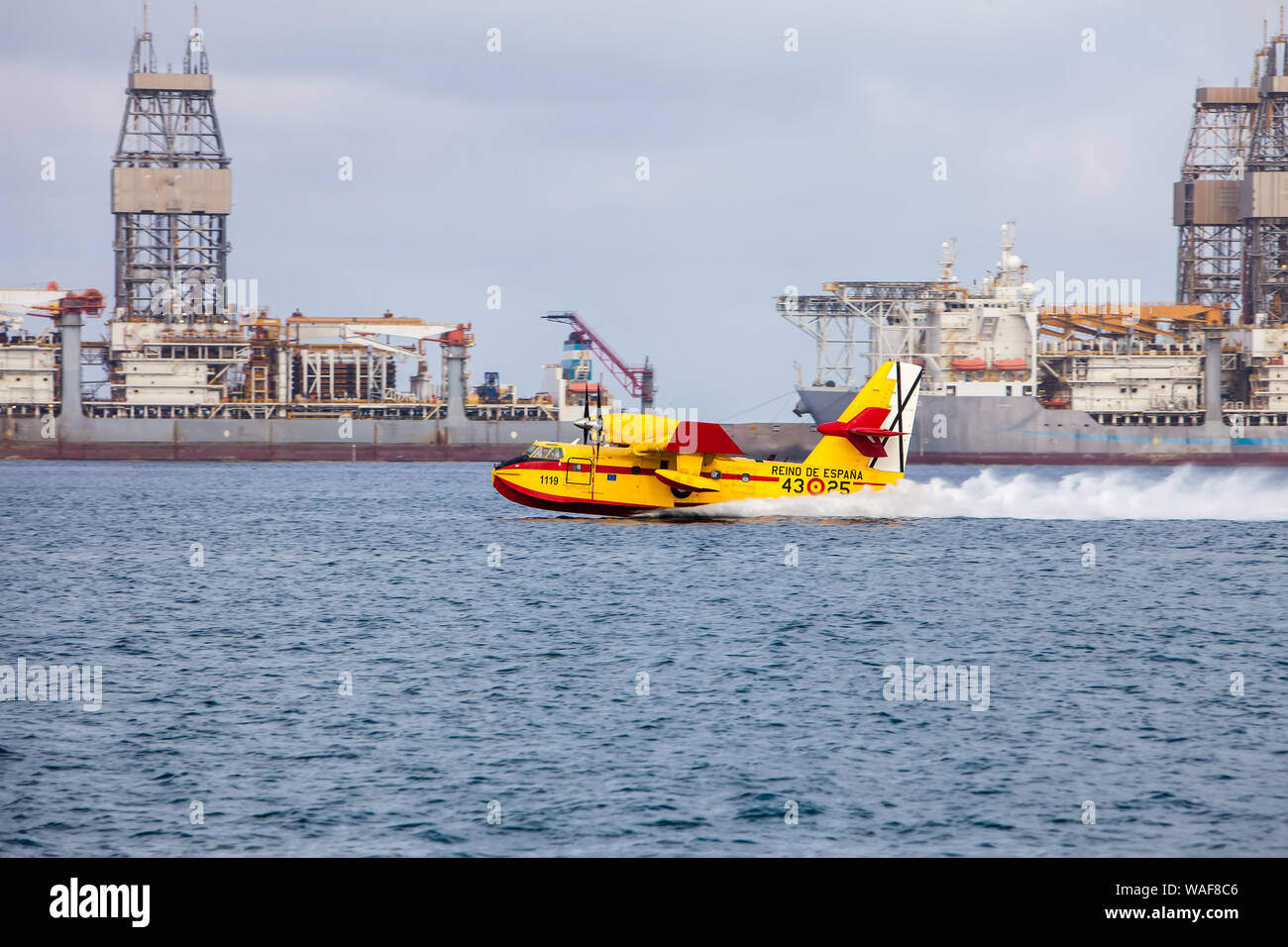 Airplane water scooper hi-res stock photography and images - Alamy